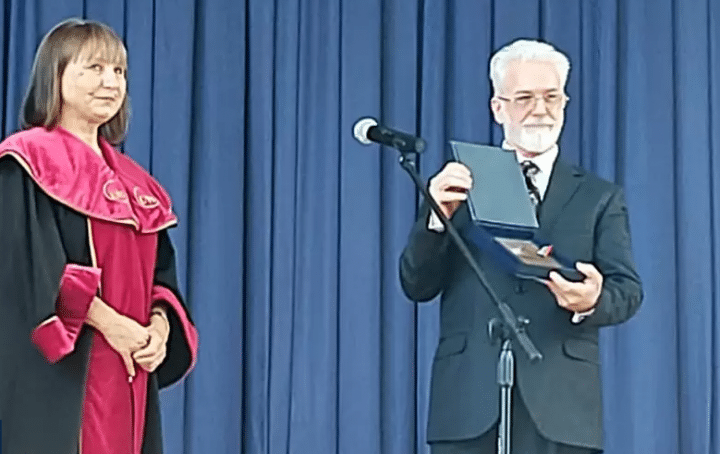 Ректорот Миленковски во Софија со плакета од академска свеченост поддржана од претседателот