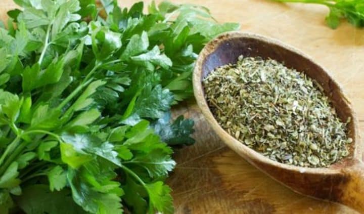 Зошто се става парче магдонос на врвот од јадењето? - Радио Лидер